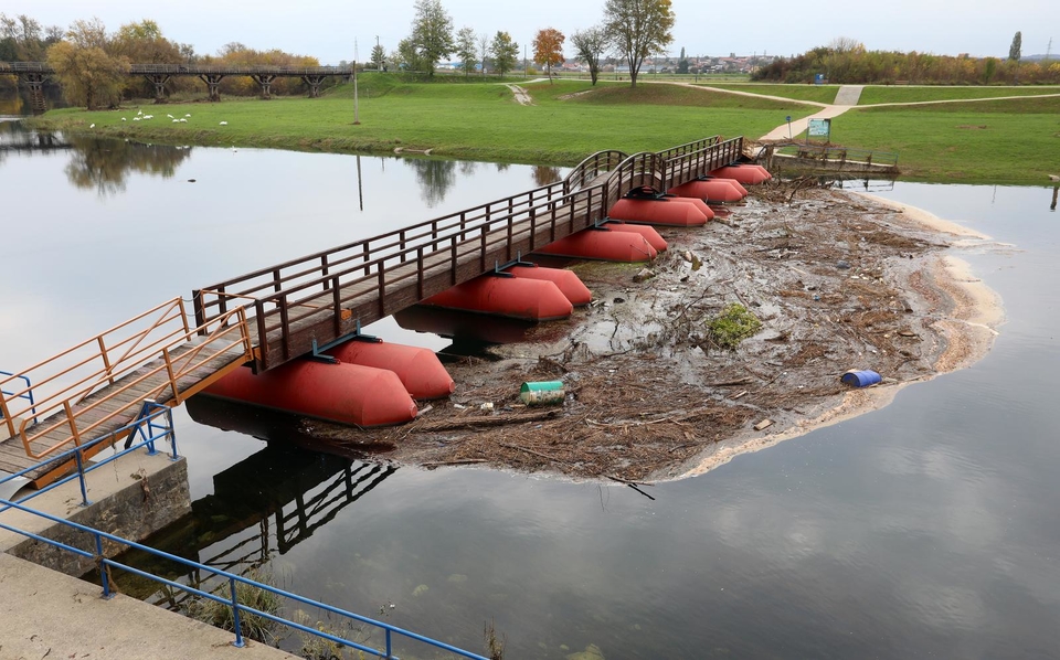 Fotogalerija: FOTO GALERIJA Pontonski most na Korani zakrčen granjem i ...