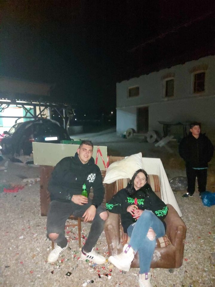 BUDUĆI MLADENCI Prijatelji priredili 'potepanje' za Leu Novak iz ...